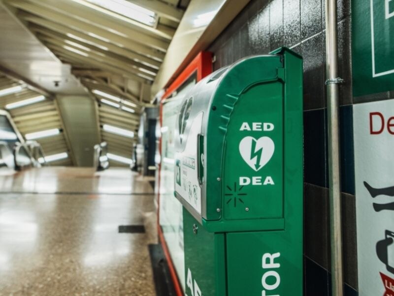 Lokalizacja AED. Gdzie znaleźć i jak szukać? | Centrum Ratownictwa
